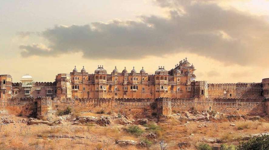 Taj Mahal & Rajasthan with Royal Stay at Fort Sardargarh Tour with 20 ...